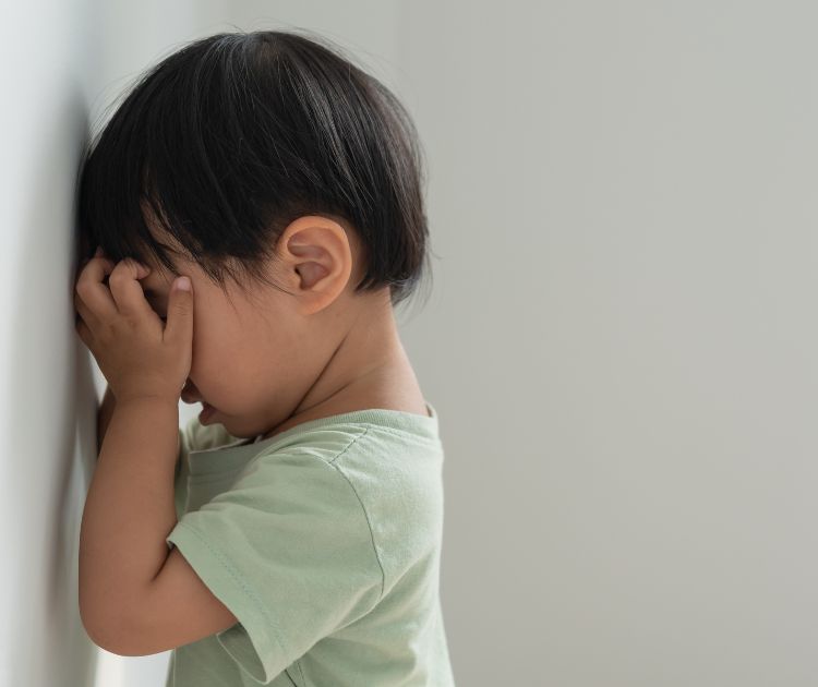 Pourquoi le jeu cache-cache fascine autant vos enfants