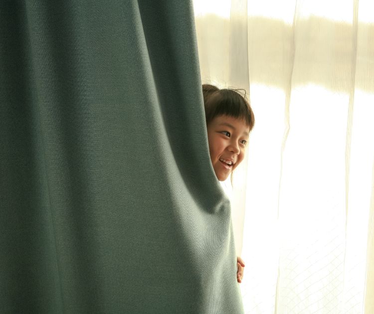 Pourquoi le jeu cache-cache fascine autant vos enfants